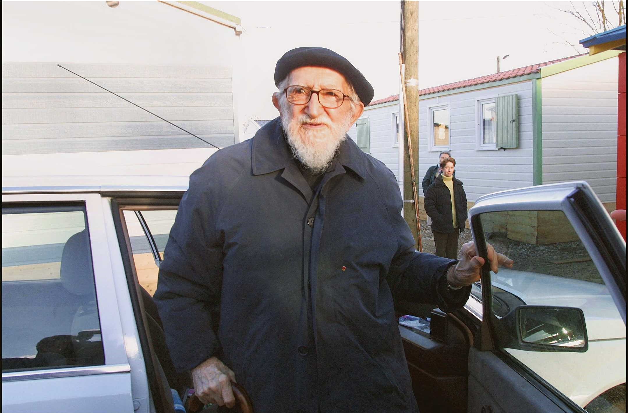 L’abbé Pierre accusé d’agressions sexuelles par sept femmes, selon un ...