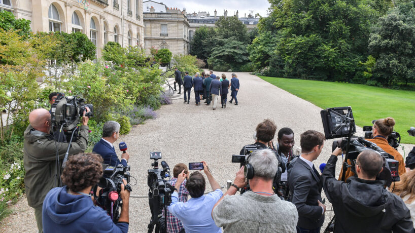 Consultations politiques : Emmanuel Macron pourrait poursuivre les ...