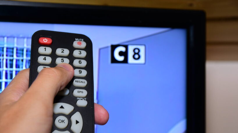 Fin de C8 et de NRJ 12 : que va-t-il se passer sur les chaînes à partir ...