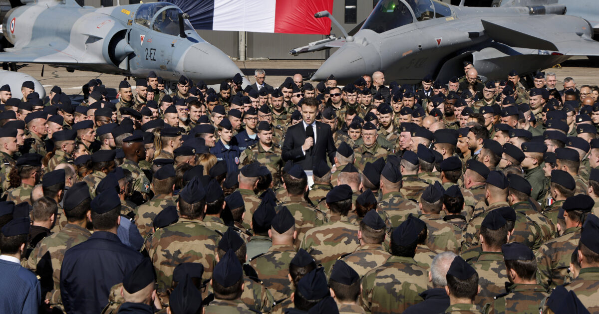 Réarmement : Emmanuel Macron annonce des commandes d’avions Rafale